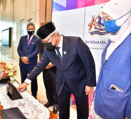 Sesi clock-in Datuk Bandar Johor Bahru Ke-13 YB Dato' Haji Mohd. Noorazam bin Dato' Haji Osman ...